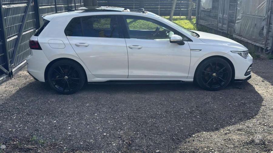 White Volkswagen Golf 2020 in Jonava, with an engine capacity of 1.50 L and mileage of 146 thousand km for 11800 €, photo 17 on AUTOMOTO.COM.LV
