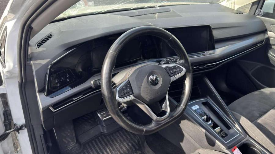 White Volkswagen Golf 2020 in Jonava, with an engine capacity of 1.50 L and mileage of 146 thousand km for 11800 €, photo 22 on AUTOMOTO.COM.LV
