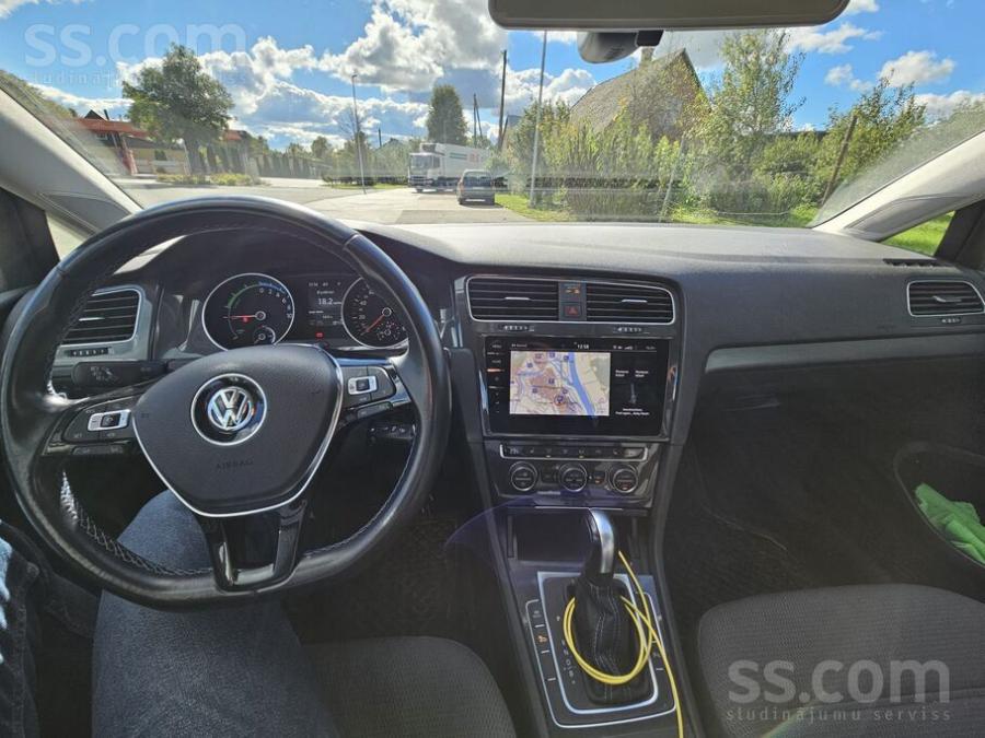 White Volkswagen Golf 2020 in Preili, with an engine capacity of 2.00 L and mileage of 63 thousand km for 12999 €, photo 8 on AUTOMOTO.COM.LV