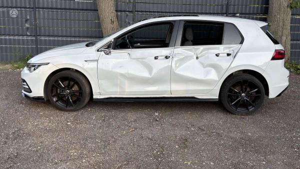 White Volkswagen Golf 2020 in Jonava, with an engine capacity of 1.50 L and mileage of 146 thousand km for 11000 €, photo 3 on AUTOMOTO.COM.LV