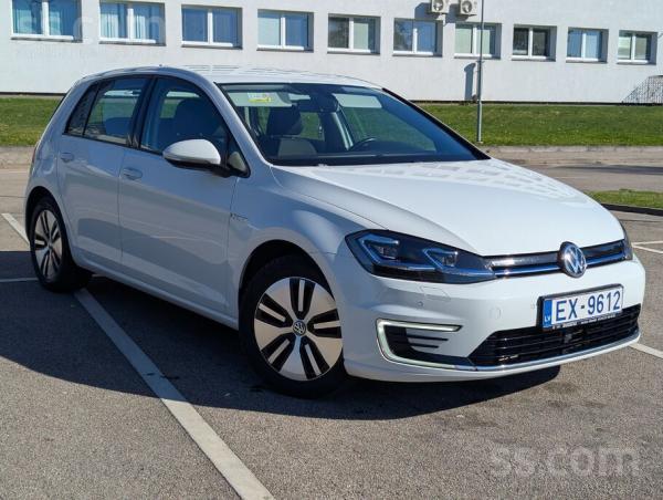 White Volkswagen Golf 2020 in Daugavpils, with an engine capacity of 1.60 L and mileage of 68 thousand km for 11700 €, photo 3 on AUTOMOTO.COM.LV