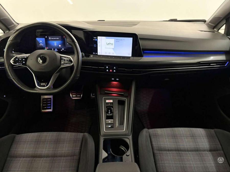White Volkswagen Golf 2021 in Marijampole, with an engine capacity of 1.40 L and mileage of 49 thousand km for 18450 €, photo 17 on AUTOMOTO.COM.LV