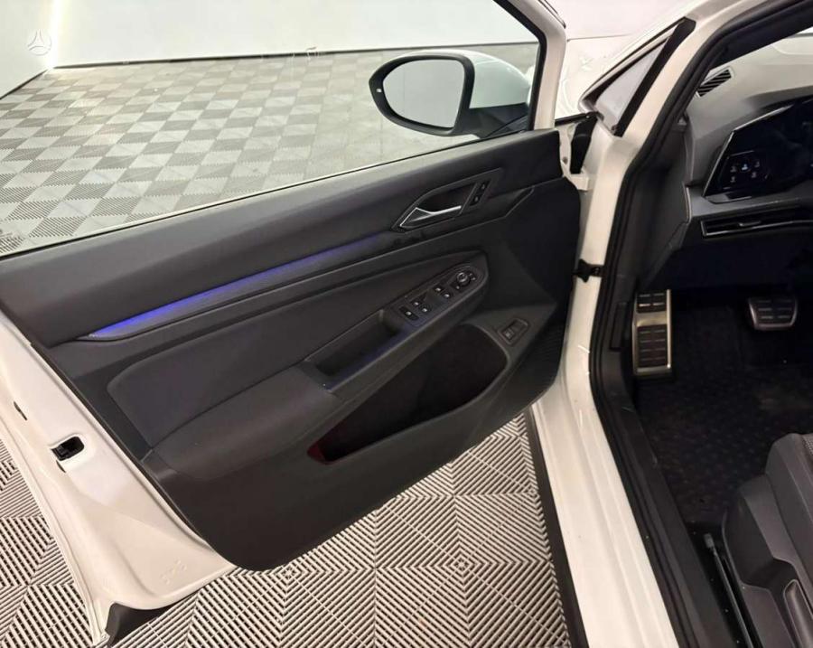 White Volkswagen Golf 2021 in Marijampole, with an engine capacity of 1.40 L and mileage of 49 thousand km for 18450 €, photo 32 on AUTOMOTO.COM.LV