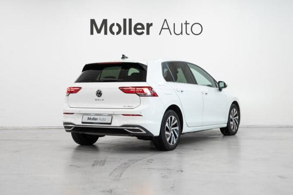 White Volkswagen Golf 2022 in Vilnius, with an engine capacity of 1.40 L and mileage of 120 thousand km for 18900 €, photo 7 on AUTOMOTO.COM.LV