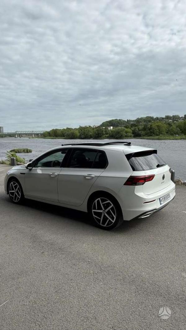 White Volkswagen Golf 2022 in Kaunas, with an engine capacity of 1.97 L and mileage of 125 thousand km for 22599 €, photo 3 on AUTOMOTO.COM.LV