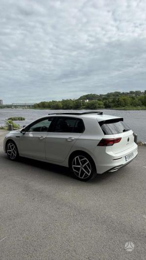 White Volkswagen Golf 2022 in Kaunas, with an engine capacity of 1.97 L and mileage of 125 thousand km for 22599 €, photo 4 on AUTOMOTO.COM.LV