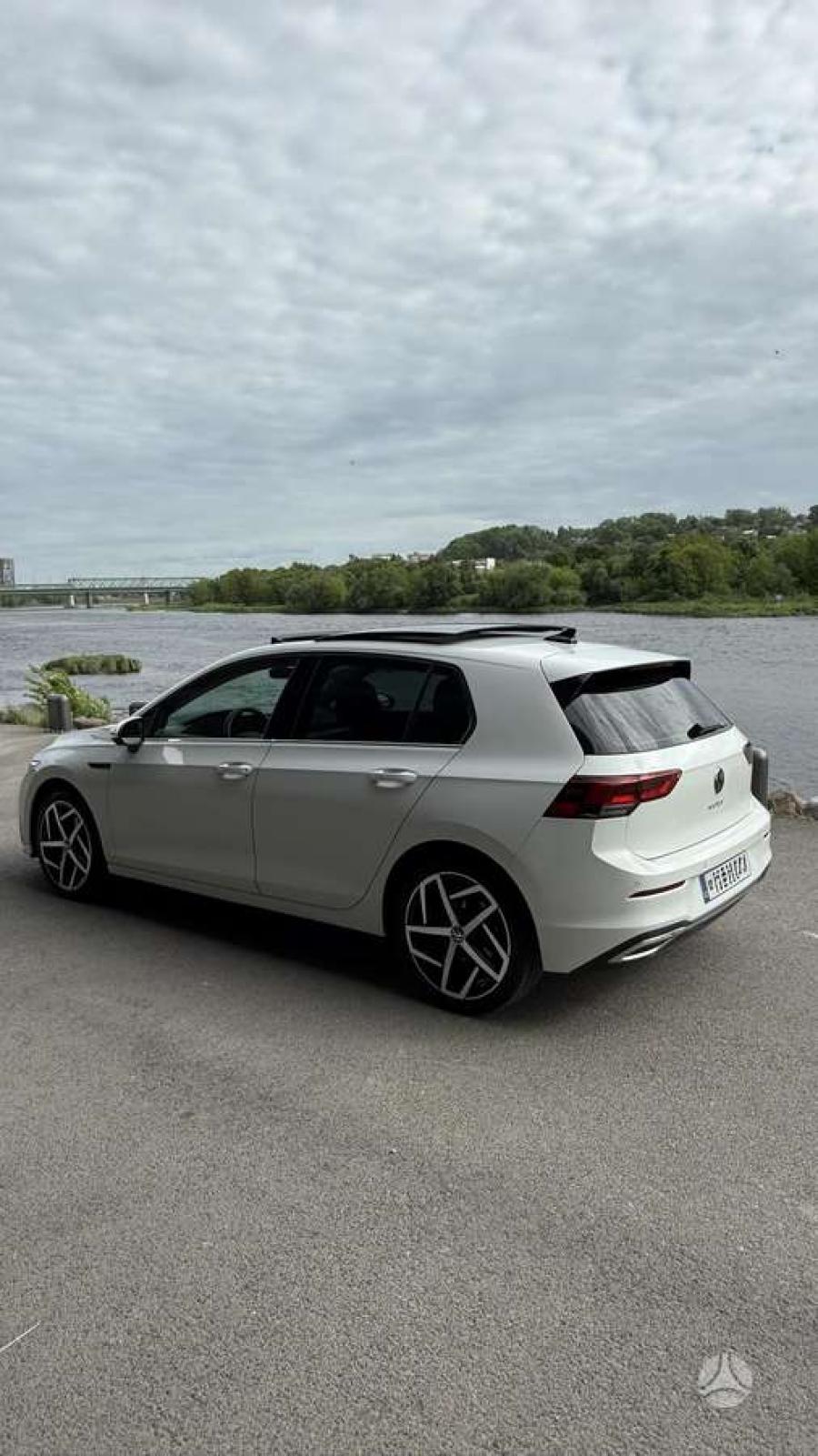 White Volkswagen Golf 2022 in Kaunas, with an engine capacity of 1.97 L and mileage of 125 thousand km for 22599 €, photo 4 on AUTOMOTO.COM.LV