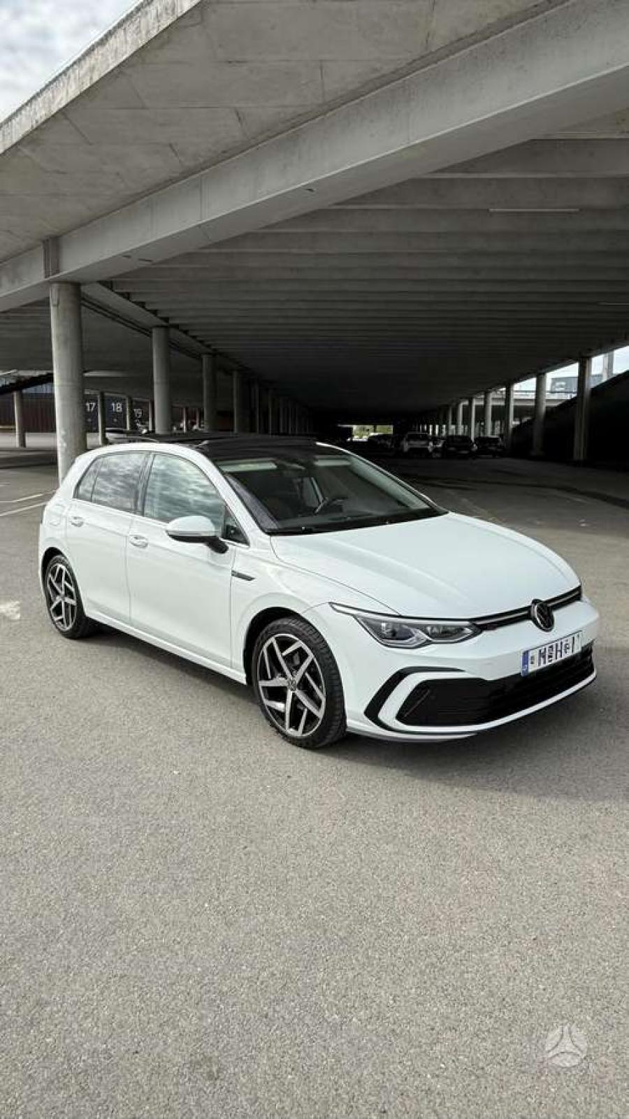 White Volkswagen Golf 2022 in Kaunas, with an engine capacity of 1.97 L and mileage of 125 thousand km for 22599 €, photo 5 on AUTOMOTO.COM.LV