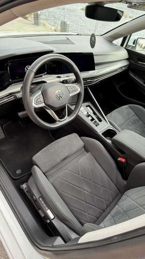 White Volkswagen Golf 2022 in Kaunas, with an engine capacity of 1.97 L and mileage of 125 thousand km for 22599 €, photo 6 on AUTOMOTO.COM.LV