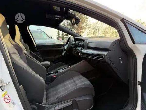 Balts Volkswagen Golf 2023 Šauļi, ar dzinēja tilpumu 2.00 L un nobraukumu 100 tūkst. km par 36500 €, foto 2 vietnē AUTOMOTO.COM.LV