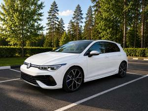 Balts Volkswagen Golf 2023 Viļņa, ar dzinēja tilpumu 1.98 L un nobraukumu 70 tūkst. km par 31000 €, foto  vietnē AUTOMOTO.COM.LV