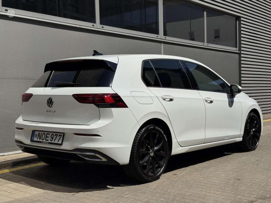 White Volkswagen Golf 2023 in Vilnius, with an engine capacity of 2.00 L and mileage of 104 thousand km for 19500 €, photo 5 on AUTOMOTO.COM.LV