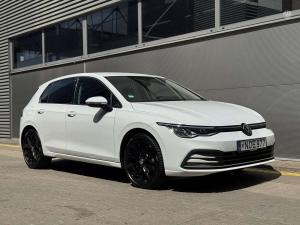 White Volkswagen Golf 2023 in Vilnius, with an engine capacity of 2.00 L and mileage of 104 thousand km for 19500 €, photo 6 on AUTOMOTO.COM.LV