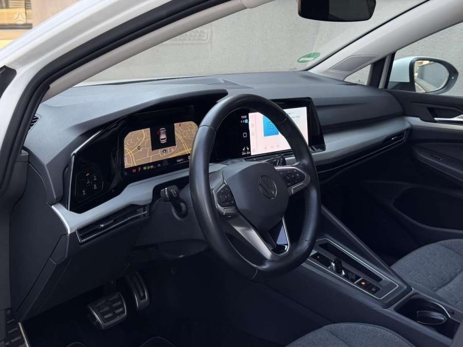 White Volkswagen Golf 2023 in Vilnius, with an engine capacity of 2.00 L and mileage of 104 thousand km for 19500 €, photo 15 on AUTOMOTO.COM.LV
