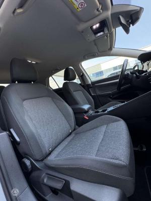 White Volkswagen Golf 2023 in Vilnius, with an engine capacity of 2.00 L and mileage of 104 thousand km for 19500 €, photo 18 on AUTOMOTO.COM.LV