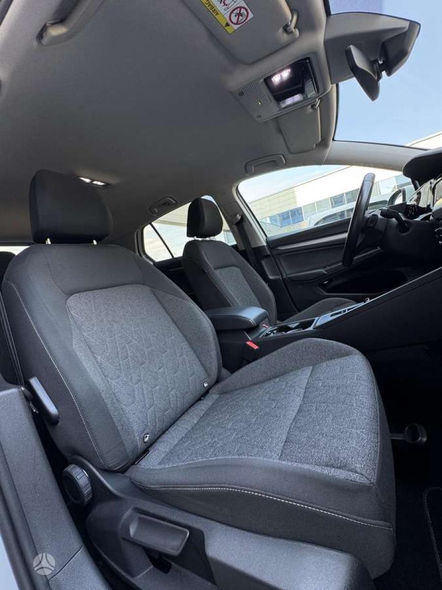 White Volkswagen Golf 2023 in Vilnius, with an engine capacity of 2.00 L and mileage of 104 thousand km for 19500 €, photo 18 on AUTOMOTO.COM.LV