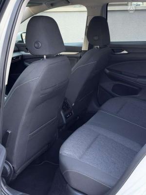 White Volkswagen Golf 2023 in Vilnius, with an engine capacity of 2.00 L and mileage of 104 thousand km for 19500 €, photo 19 on AUTOMOTO.COM.LV