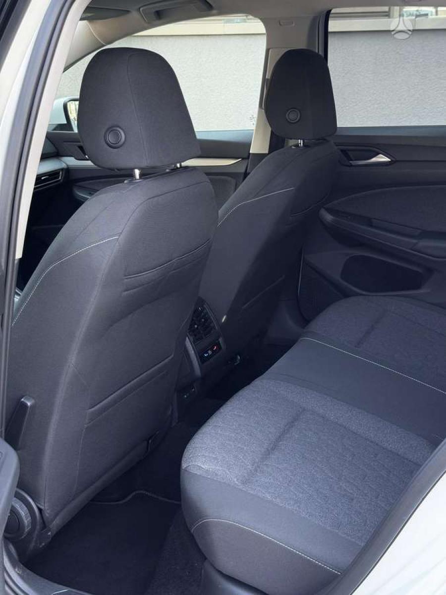 White Volkswagen Golf 2023 in Vilnius, with an engine capacity of 2.00 L and mileage of 104 thousand km for 19500 €, photo 19 on AUTOMOTO.COM.LV