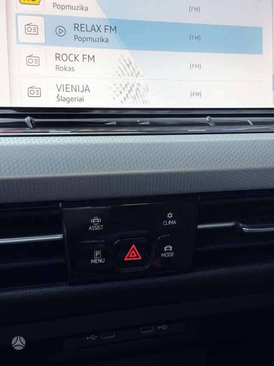 White Volkswagen Golf 2023 in Vilnius, with an engine capacity of 2.00 L and mileage of 104 thousand km for 19500 €, photo 32 on AUTOMOTO.COM.LV
