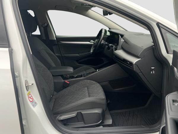 Balts Volkswagen Golf 2023 Pērnava, ar dzinēja tilpumu 1.50 L un nobraukumu 120 tūkst. km par 18900 €, foto 5 vietnē AUTOMOTO.COM.LV