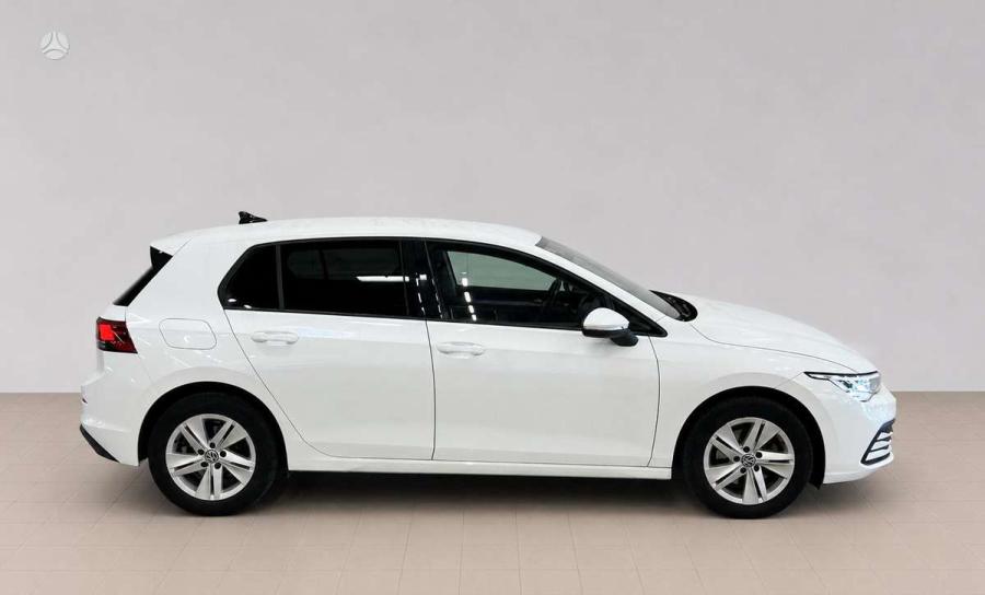 White Volkswagen Golf 2023 in Kaunas, with an engine capacity of 1.00 L and mileage of 101 thousand km for 15400 €, photo 4 on AUTOMOTO.COM.LV