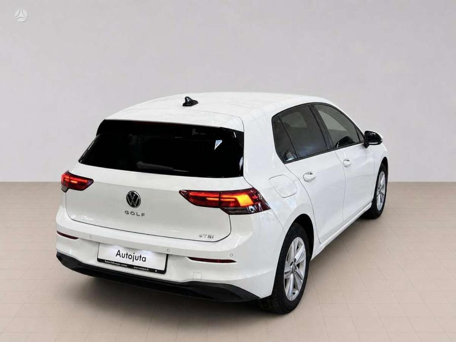 White Volkswagen Golf 2023 in Kaunas, with an engine capacity of 1.00 L and mileage of 101 thousand km for 15400 €, photo 5 on AUTOMOTO.COM.LV