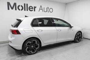 White Volkswagen Golf 2025 in Vilnius, with an engine capacity of 1.50 L and mileage of 46 thousand km for 26900 €, photo 5 on AUTOMOTO.COM.LV