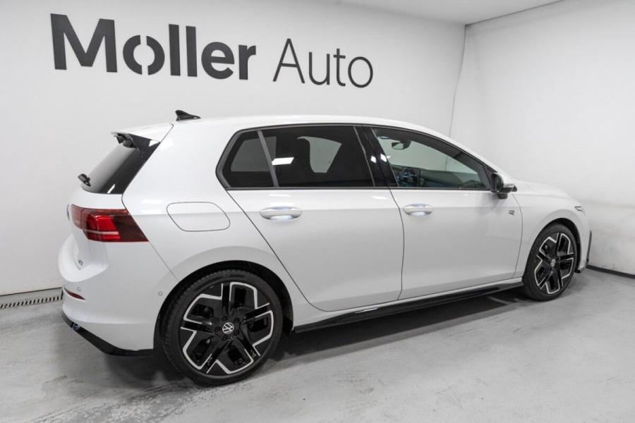 White Volkswagen Golf 2025 in Vilnius, with an engine capacity of 1.50 L and mileage of 46 thousand km for 26900 €, photo 5 on AUTOMOTO.COM.LV