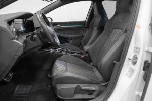 White Volkswagen Golf 2025 in Vilnius, with an engine capacity of 1.50 L and mileage of 46 thousand km for 26900 €, photo 6 on AUTOMOTO.COM.LV