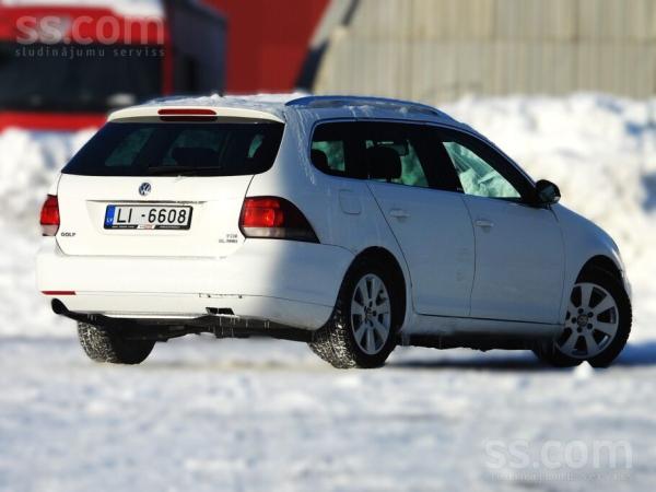 White Volkswagen Golf 2012 in Riga, with an engine capacity of 1.60 L and mileage of 358 thousand km for 5300 €, photo 7 on AUTOMOTO.COM.LV