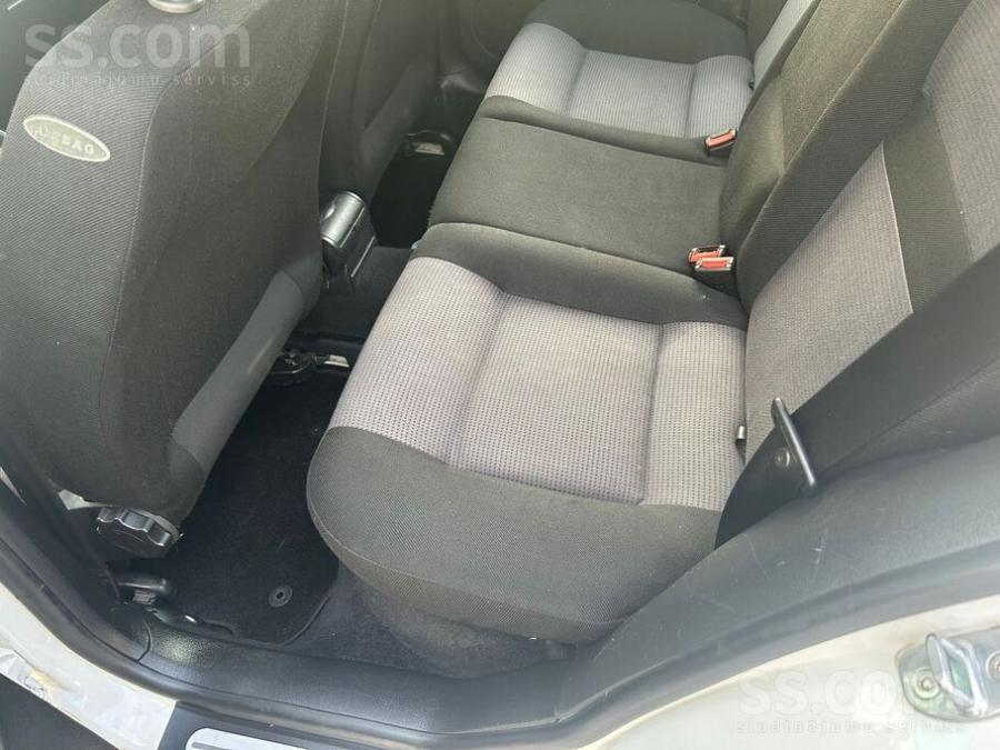 White Volkswagen Golf 2001 in Ludza, with an engine capacity of 1.90 L and mileage of 0 thousand km for 2350 €, photo 16 on AUTOMOTO.COM.LV
