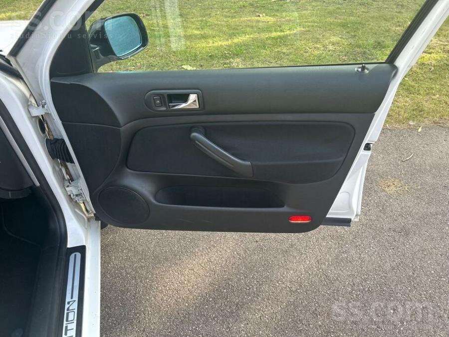 White Volkswagen Golf 2001 in Ludza, with an engine capacity of 1.90 L and mileage of 0 thousand km for 2350 €, photo 22 on AUTOMOTO.COM.LV
