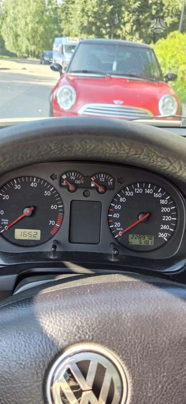 White Volkswagen Golf 2001 in Vilnius, with an engine capacity of 1.60 L and mileage of 229 thousand km for 700 €, photo 5 on AUTOMOTO.COM.LV