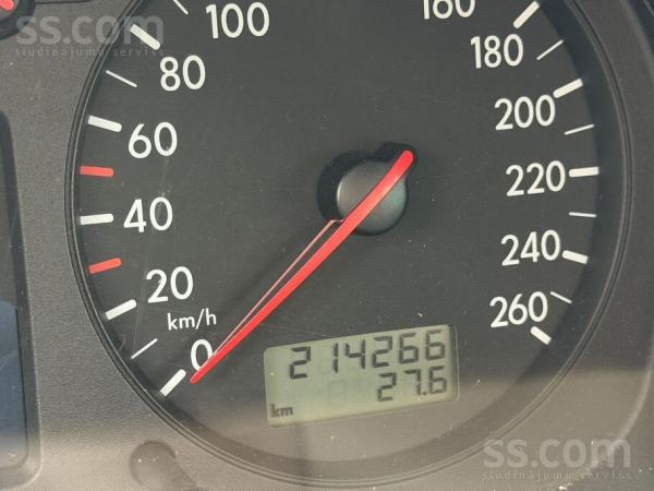 White Volkswagen Golf 2004 in Ludza, with an engine capacity of 1.90 L and mileage of 215 thousand km for 2750 €, photo 9 on AUTOMOTO.COM.LV