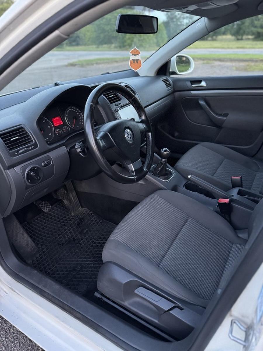 White Volkswagen Golf 2007 in Tallinn, with an engine capacity of 1.90 L and mileage of 352 thousand km for 1199 €, photo 25 on AUTOMOTO.COM.LV