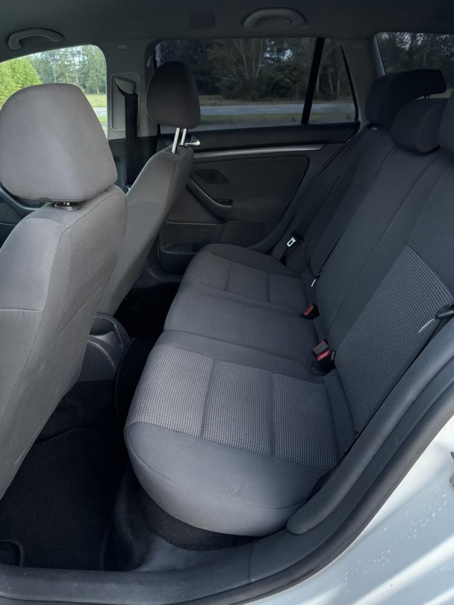 White Volkswagen Golf 2007 in Tallinn, with an engine capacity of 1.90 L and mileage of 352 thousand km for 1199 €, photo 28 on AUTOMOTO.COM.LV