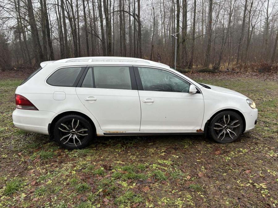 Balts Volkswagen Golf 2010 Panevēža, ar dzinēja tilpumu 1.97 L un nobraukumu 260 tūkst. km par 2700 €, foto 3 vietnē AUTOMOTO.COM.LV