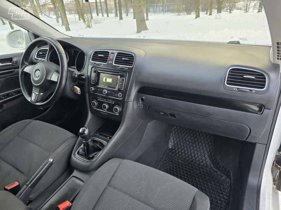 White Volkswagen Golf 2010 in Radviliskis, with an engine capacity of 1.90 L and mileage of 372 thousand km for 2650 €, photo 16 on AUTOMOTO.COM.LV