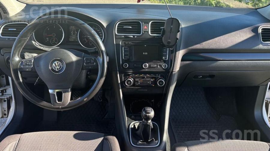 White Volkswagen Golf 2010 in Riga, with an engine capacity of 2.00 L and mileage of 427 thousand km for 2700 €, photo 4 on AUTOMOTO.COM.LV