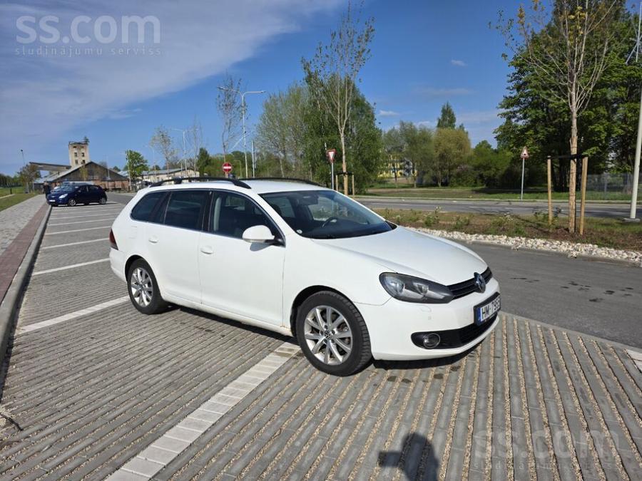 White Volkswagen Golf 2010 in Cesis, with an engine capacity of 1.40 L and mileage of 223 thousand km for 1995 €, photo 4 on AUTOMOTO.COM.LV