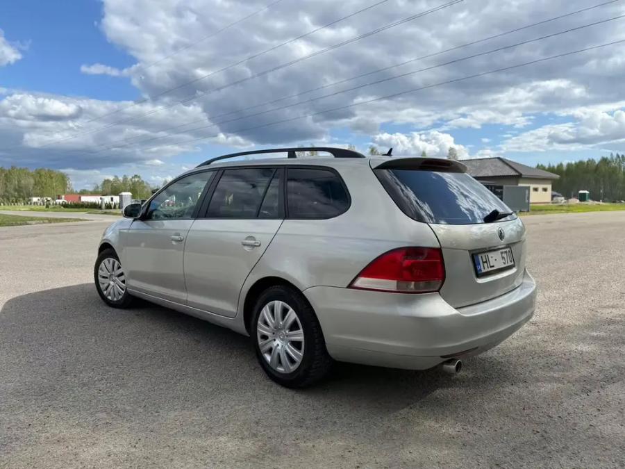 White Volkswagen Golf 2010 in Riga, with an engine capacity of 1.40 L and mileage of 380 thousand km for 1800 €, photo 5 on AUTOMOTO.COM.LV
