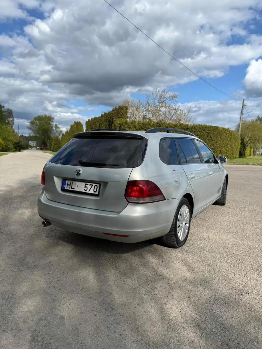 White Volkswagen Golf 2010 in Riga, with an engine capacity of 1.40 L and mileage of 380 thousand km for 1800 €, photo 6 on AUTOMOTO.COM.LV