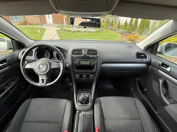 Balts Volkswagen Golf 2010 Rīga, ar dzinēja tilpumu 1.40 L un nobraukumu 380 tūkst. km par 1800 €, foto 6 vietnē AUTOMOTO.COM.LV