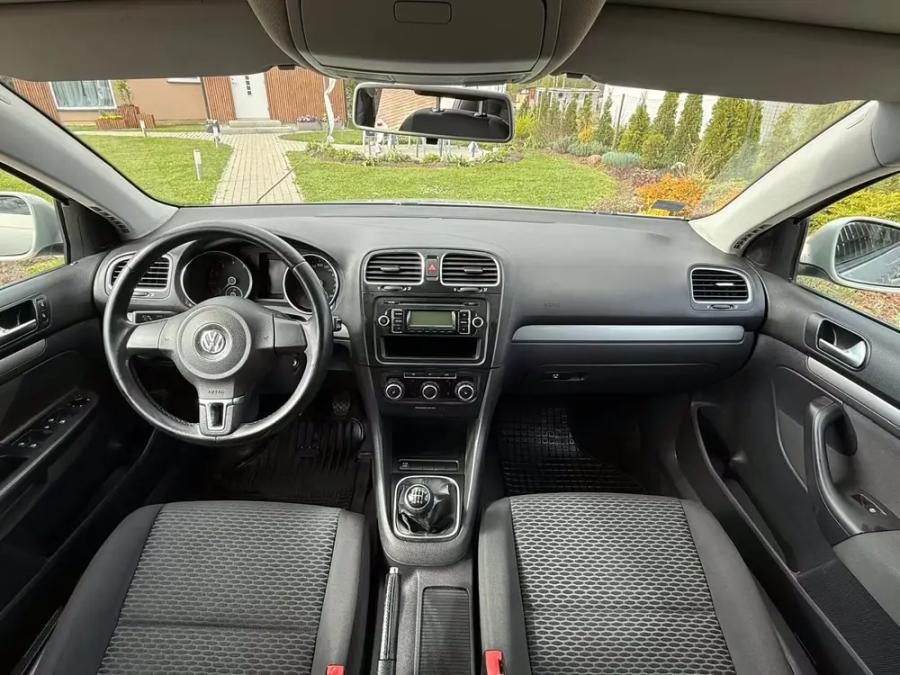 White Volkswagen Golf 2010 in Riga, with an engine capacity of 1.40 L and mileage of 380 thousand km for 1800 €, photo 7 on AUTOMOTO.COM.LV