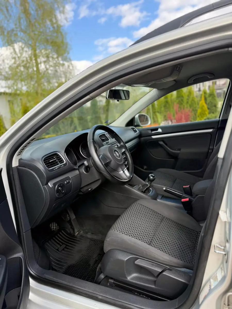 White Volkswagen Golf 2010 in Riga, with an engine capacity of 1.40 L and mileage of 380 thousand km for 1800 €, photo 9 on AUTOMOTO.COM.LV