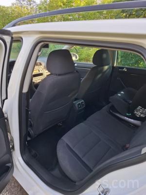 White Volkswagen Golf 2010 in Riga, with an engine capacity of 1.60 L and mileage of 385 thousand km for 1800 €, photo 7 on AUTOMOTO.COM.LV
