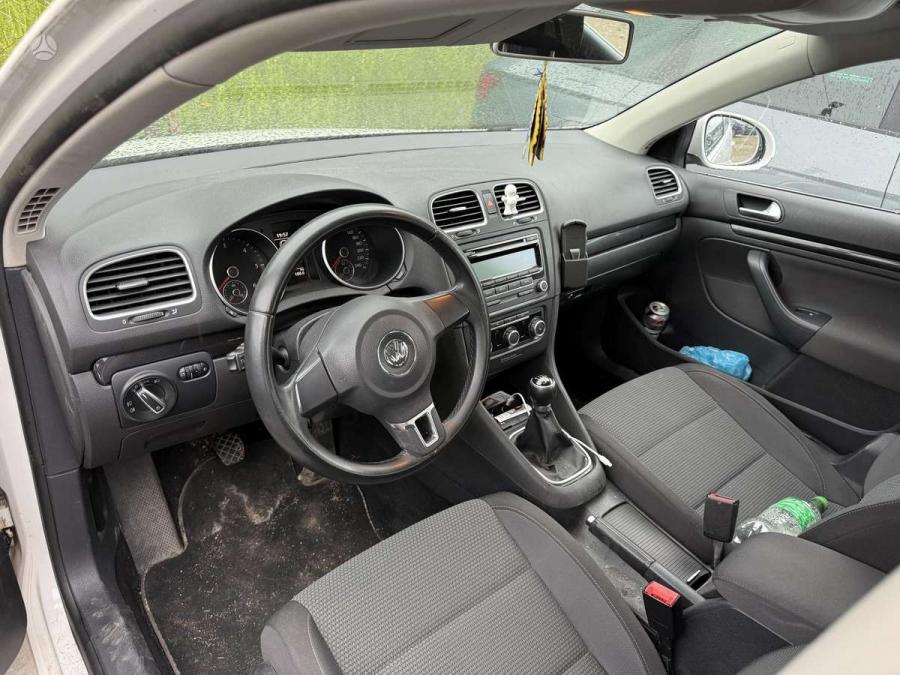 Balts Volkswagen Golf 2010 Viļņa, ar dzinēja tilpumu 1.60 L un nobraukumu 222 tūkst. km par 2300 €, foto 8 vietnē AUTOMOTO.COM.LV