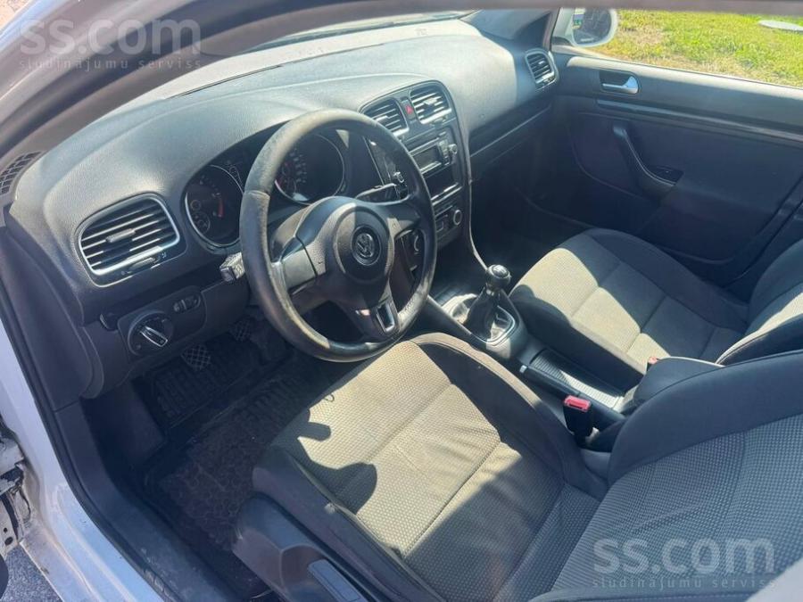 White Volkswagen Golf 2010 in Riga, with an engine capacity of 1.60 L and mileage of 385 thousand km for 1900 €, photo 13 on AUTOMOTO.COM.LV