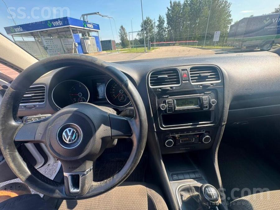 White Volkswagen Golf 2010 in Riga, with an engine capacity of 1.60 L and mileage of 385 thousand km for 1900 €, photo 15 on AUTOMOTO.COM.LV