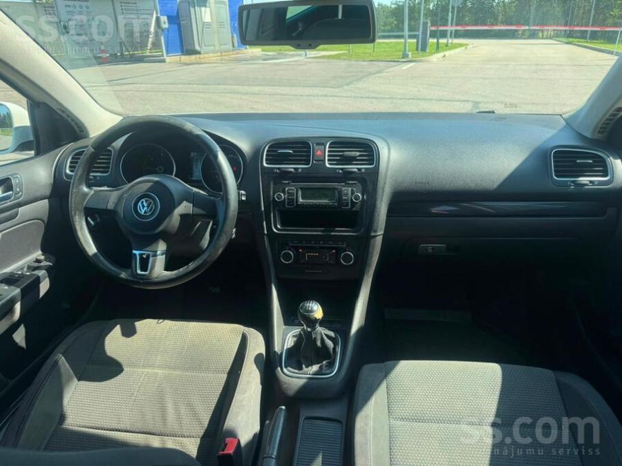 White Volkswagen Golf 2010 in Riga, with an engine capacity of 1.60 L and mileage of 385 thousand km for 1900 €, photo 16 on AUTOMOTO.COM.LV
